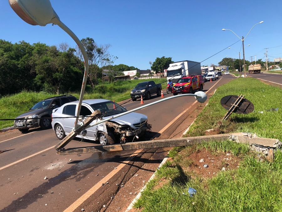 Batida entre carros fere uma pessoa e danifica poste na PR-323, em Umuarama - Jornal Ilustrado
